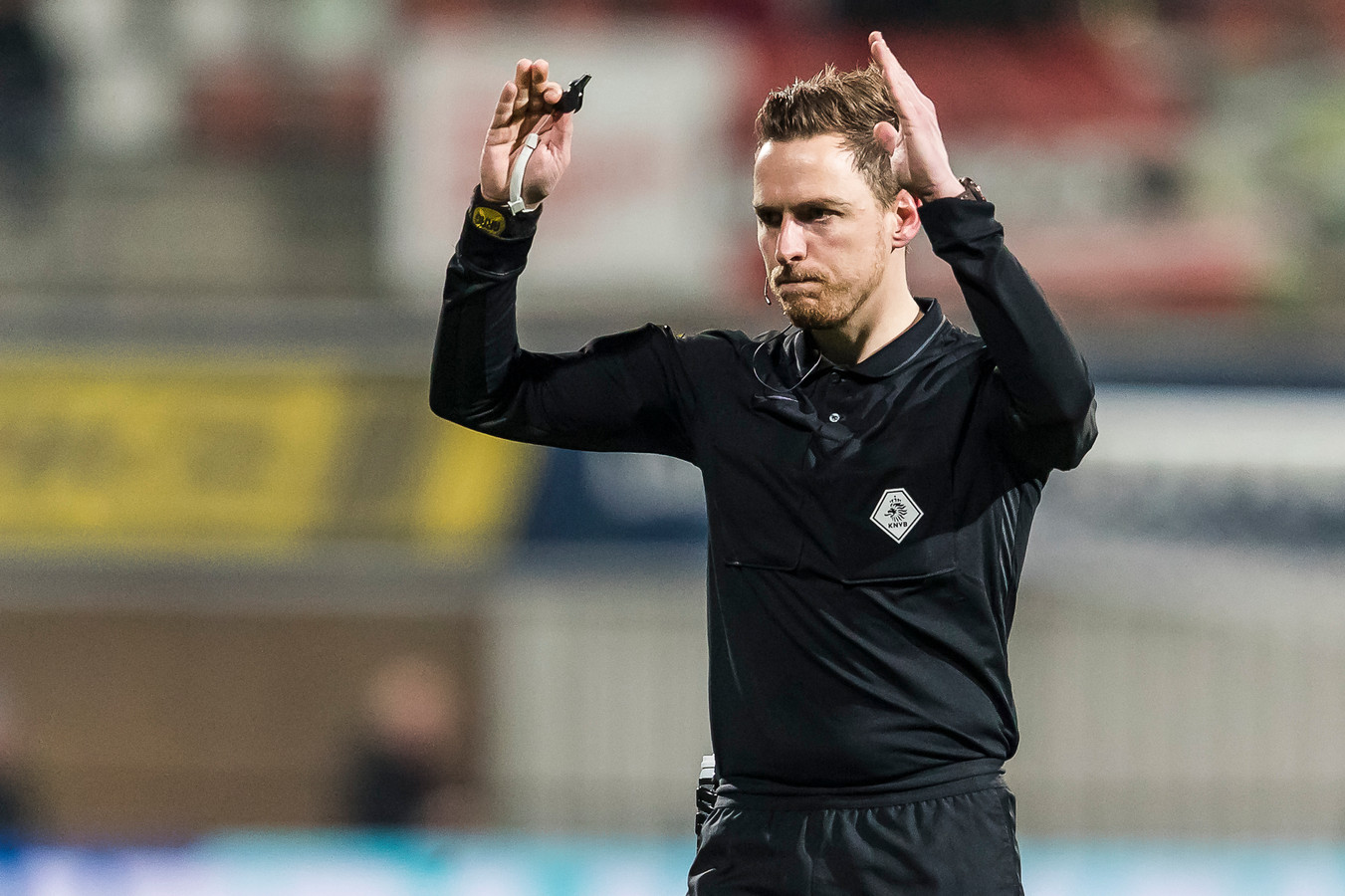 Na onnodige rode kaart is het plots einde verhaal voor Helmond Sport tegen VVV: ‘Het was ...