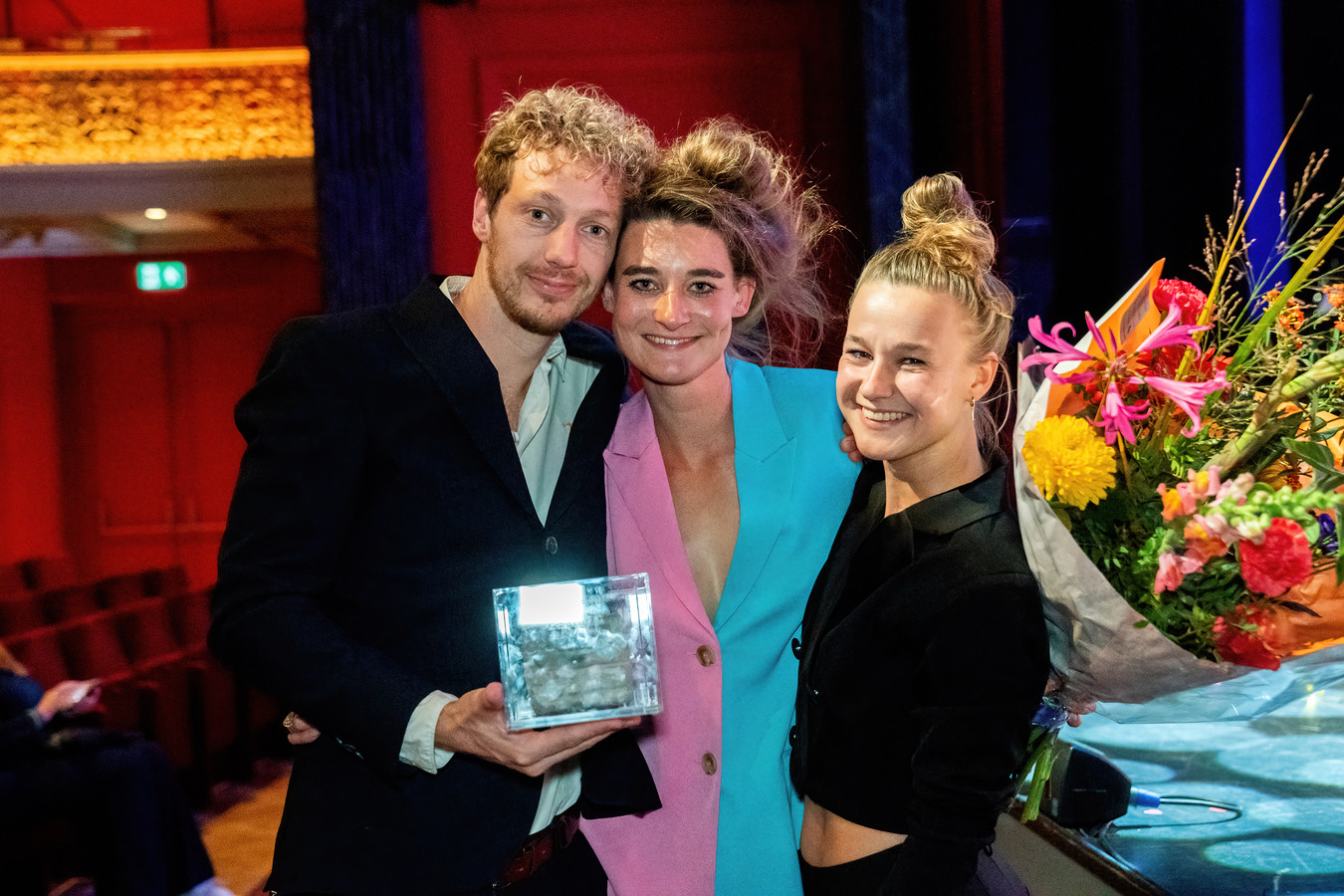 Kirsten van Teijn heeft twee relaties en maakt er een voorstelling over ...