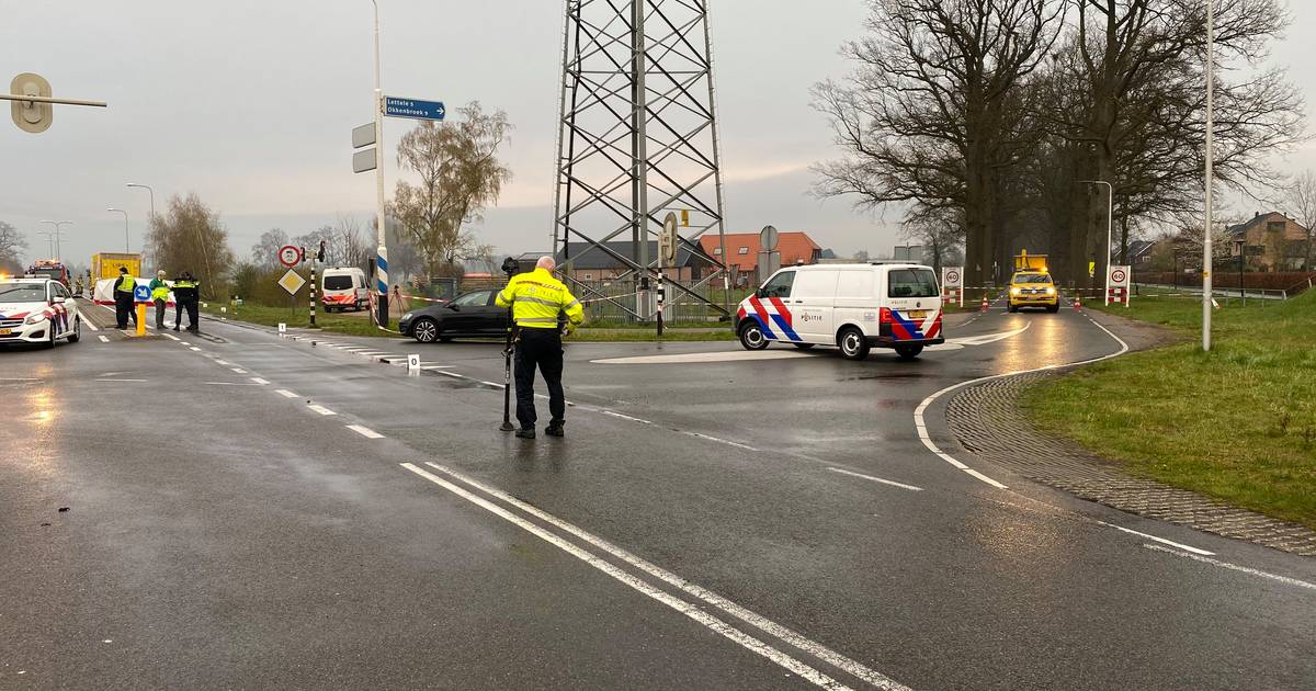 Meisje (17) overlijdt na ongeluk op ‘gevaarlijk kruispunt’ bij N348 in Deventer: ‘Vreselijk dit ...