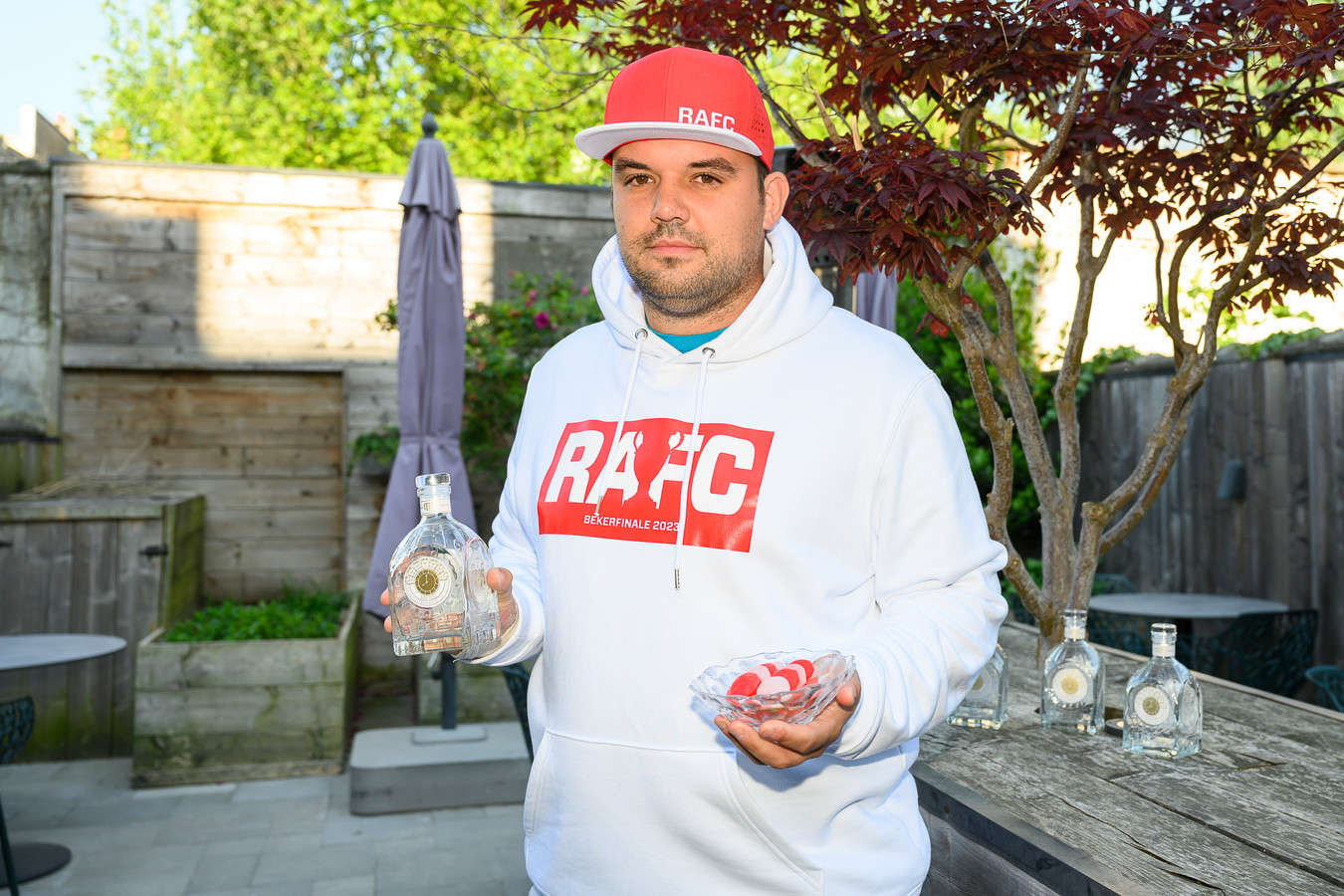 Antwerpse chef maakt rood-wit dessert als ode aan RAFC: “Mét gin van ...