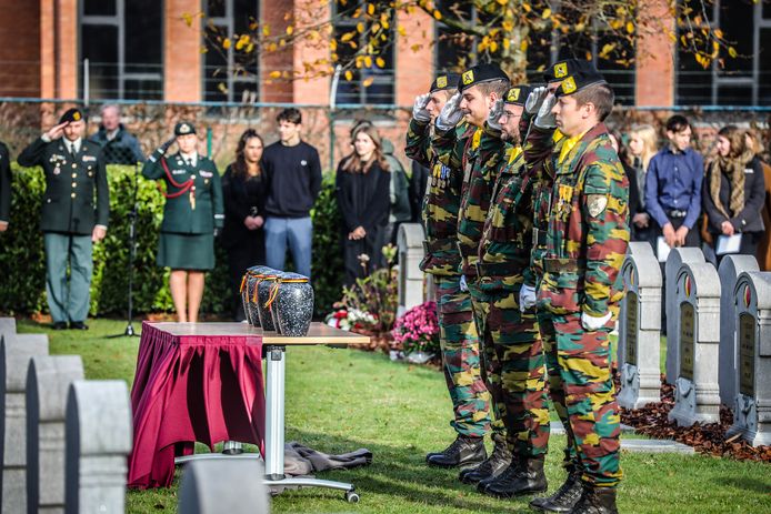 Nichtjes van Reinold Haesebrouck duiden net als oorlogsheld met dezelfde blindenstok vierde urne ...