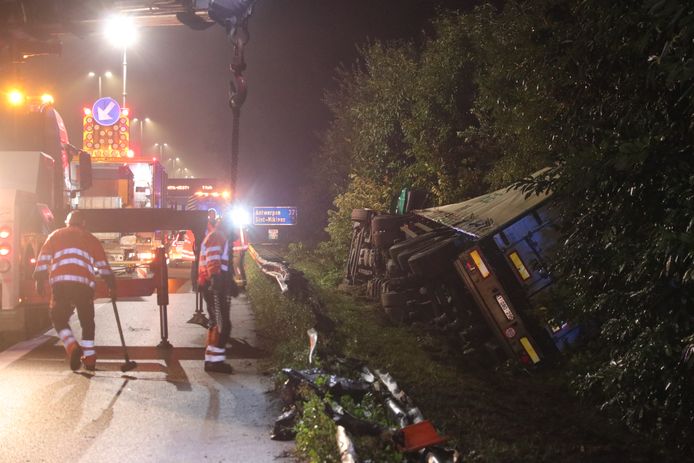 Vrachtwagen belandt op zijn kant in gracht langs E17 | Waasmunster | hln.be