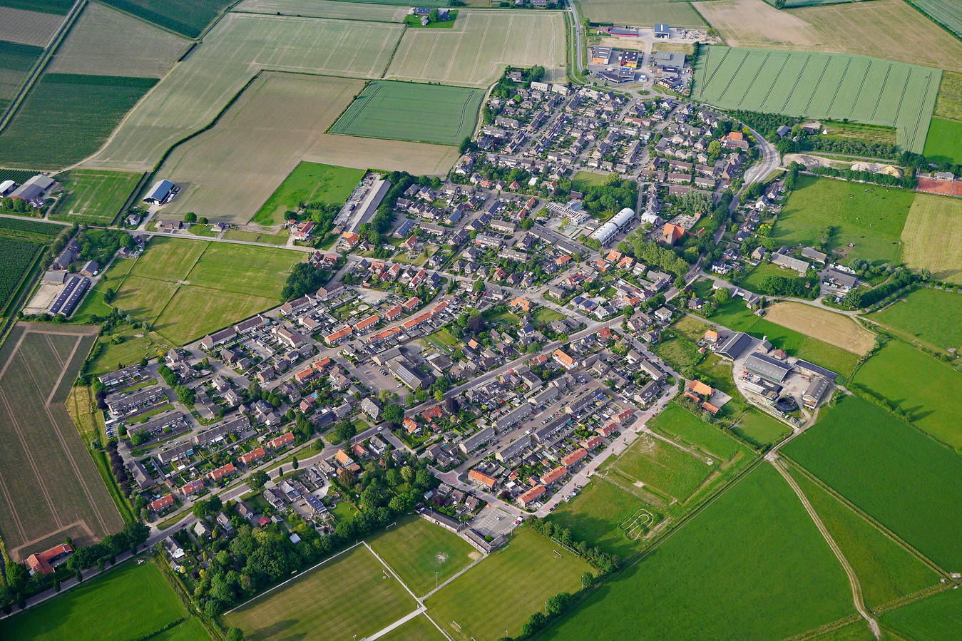 Bruggetjes over Leuthse sloten voor het wandelplezier | Foto | AD.nl