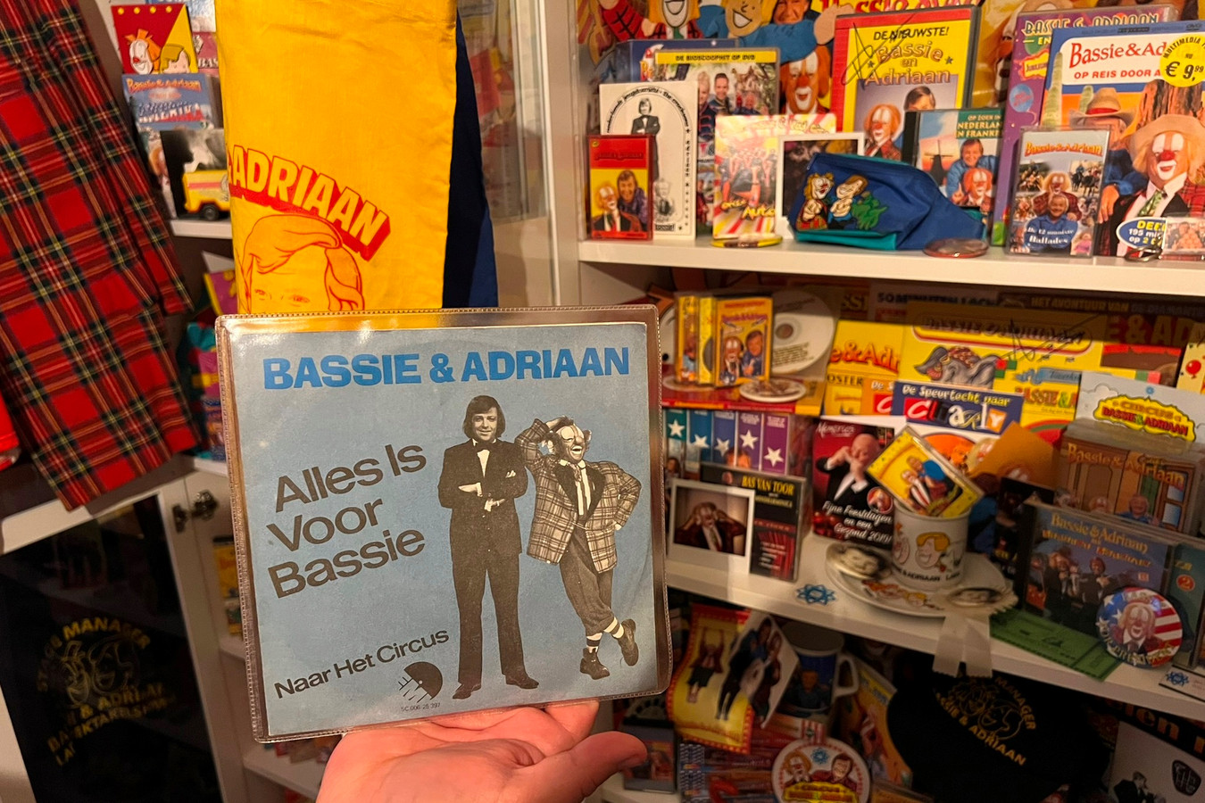 DE VERZAMELAAR. Maxim (35) is grootste ‘Bassie & Adriaan’-fan van Lage Landen: “Bas en ik ...