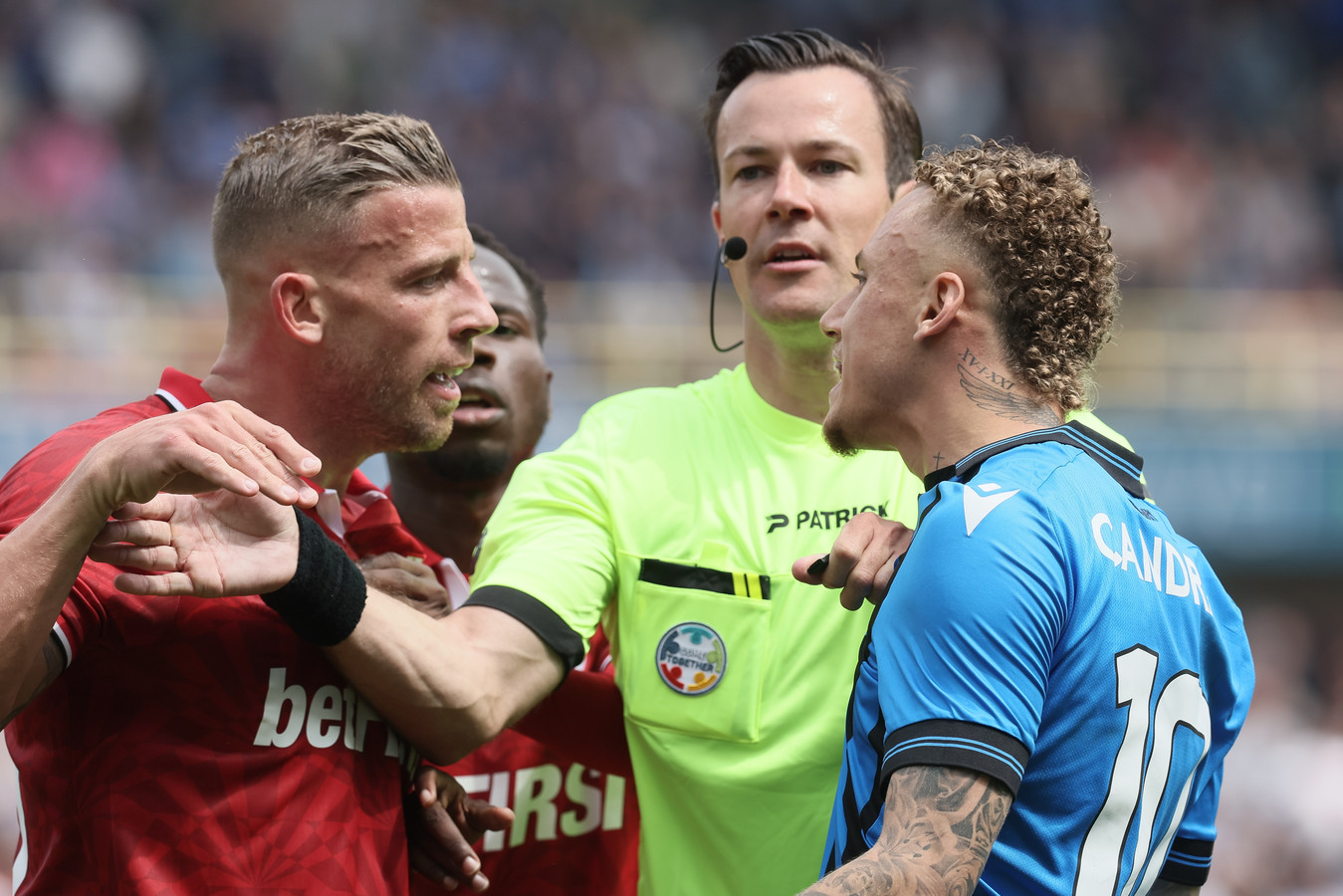 KIJK. “Toby wilde een beetje stoer doen”: Lang gaat op de bal staan en ...