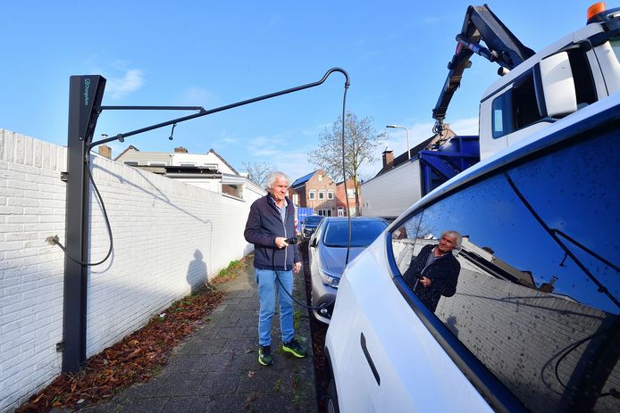 Handig: je auto opladen via een ChargeArm, maar Pieter kreeg drie boa's ...