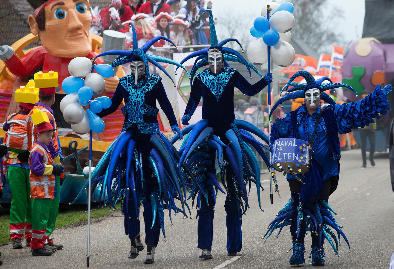 Twee grote carnavalsoptochten op korte afstand van elkaar | Foto ...