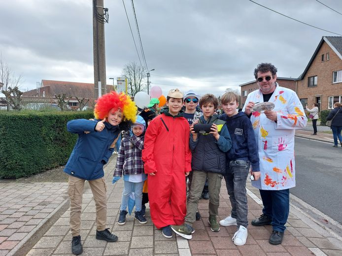 VIDEO. Leerlingen GBS Wippelgem maken carnavalsstoet door het dorp ...