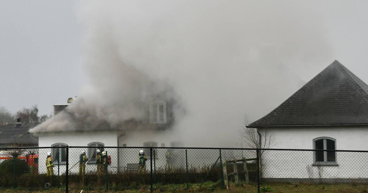 Lucresse (75) ongedeerd bij dakbrand, maar schade aan haar villa is ...