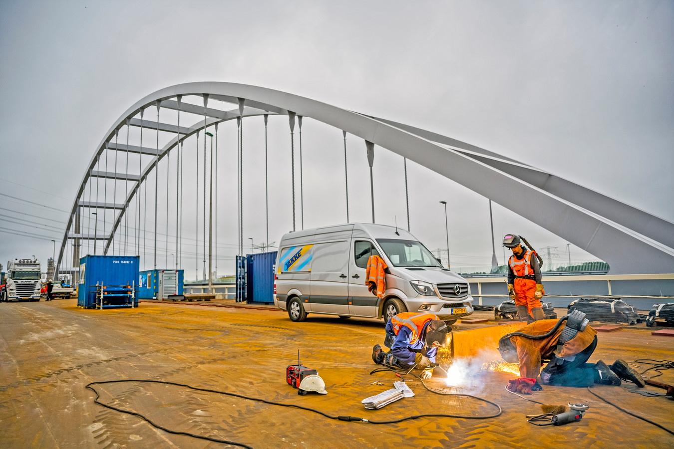 Transport van het jaar: 200 meter lange Suurhoffbrug 's nachts door ...