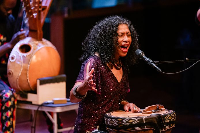 Nieuw album Boi Akih voert luisteraar mee naar het Moluke eiland Ambon ...