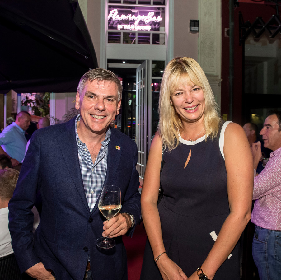 Geld, macht en een blonde vrouw: dit is wat Filip Dewinter naar Russen en Chinezen drijft | Foto ...