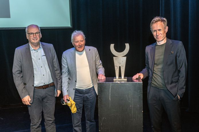 Vereniging van West-Vlaamse schrijvers schenkt oeuvreprijs aan Peter ...