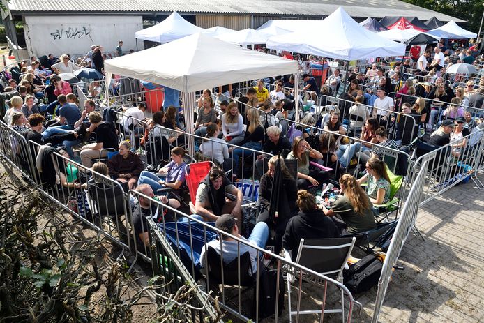 Twaalf uur in de rij voor kaartjes voor Dorpsfeest Hoogland: ‘Eigenlijk ...