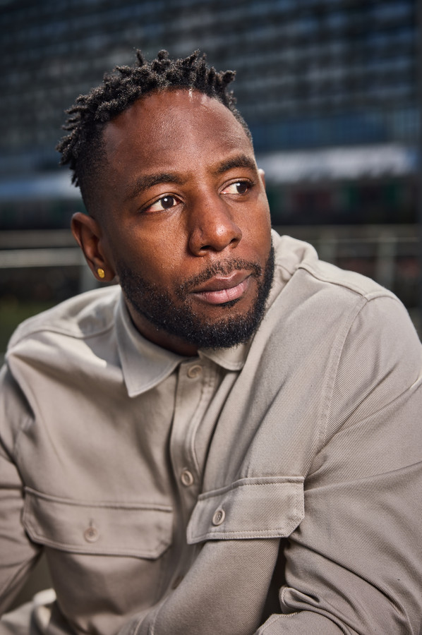 Rapper Winne had vroeger vaker willen voetballen, nu maakt hij ...