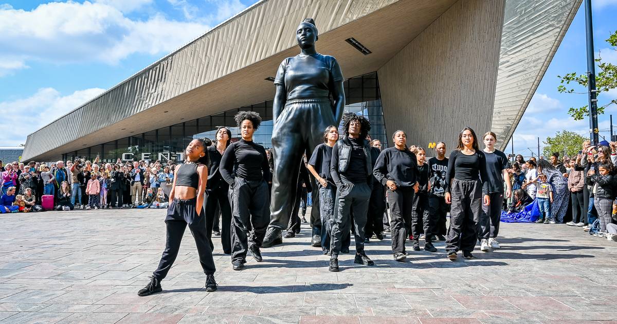 Tranen en gejuich: veelbesproken standbeeld van zwarte vrouw staat met ...