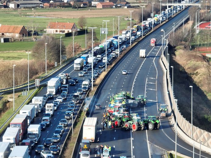 Boeren blokkeren E40 in Aalter in beide richtingen, actie in Wetteren ...