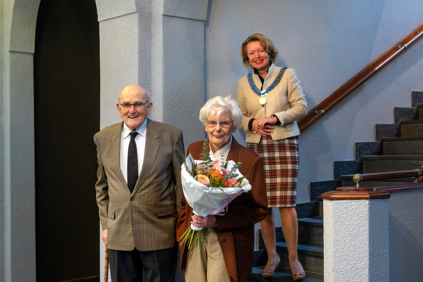 Bruidspaar bezoekt burgemeester: ‘We hebben een uur gezellig over het ...