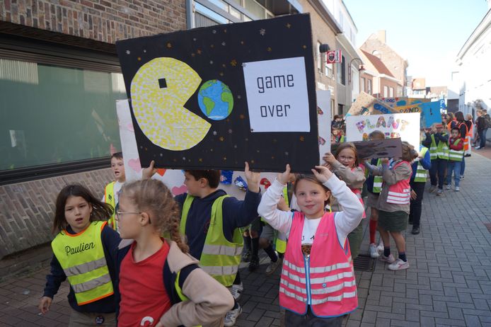 Zeshonderd betogertjes stappen mee in mini-klimaatmars: “We repeteren al voor zondag in Brussel ...