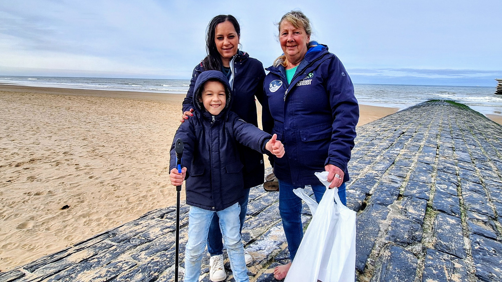 Na zes maanden binnen, kan kleine Florian (6) opnieuw het strand ...