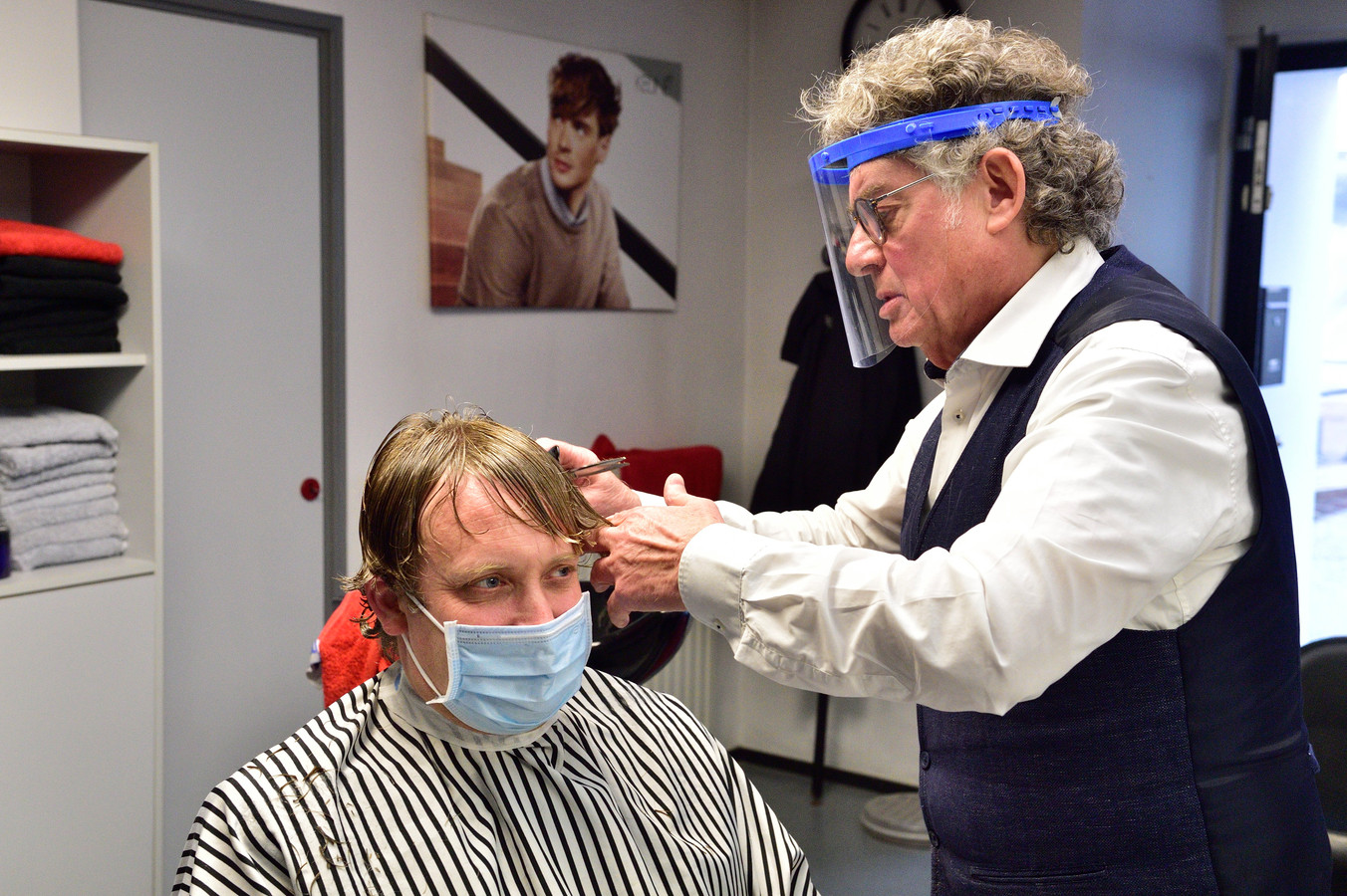 Burgemeester laat na maanden schaar zetten in zijn coronalokken ...