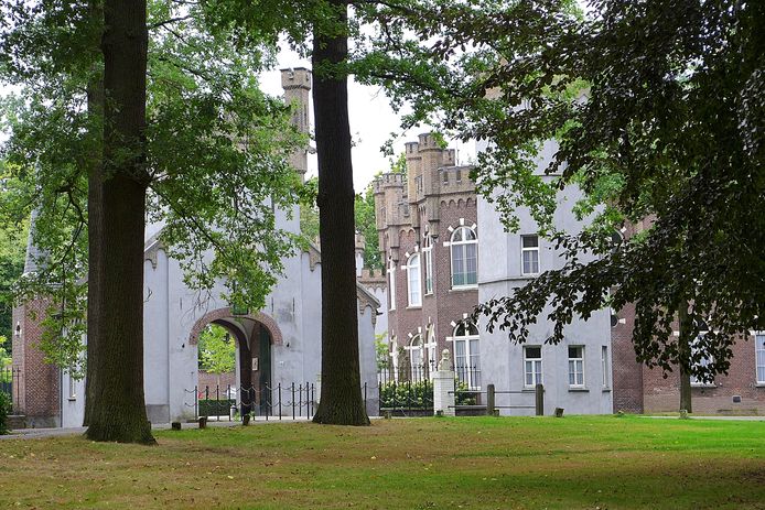 Kasteel Stapelen in Boxtel gaat in de stille verkoop | Boxtel | bd.nl