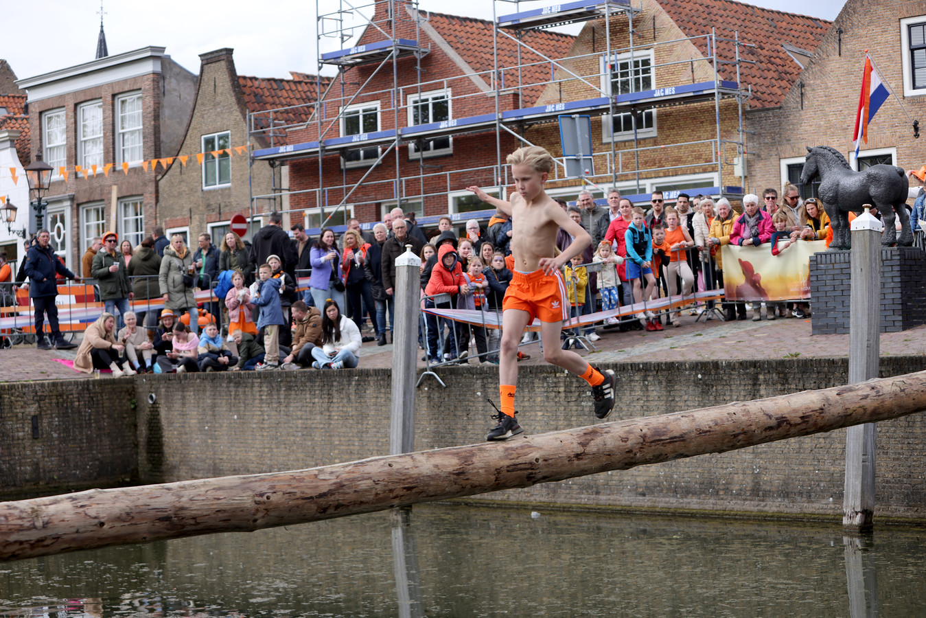 Koningsdag in Heenvliet: jonge waaghalzen maken oversteek over lange, smalle spriet | Foto | AD.nl