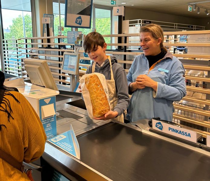 15 leerlingen van De Stappe mogen voormiddag meedraaien in Albert Heijn ...