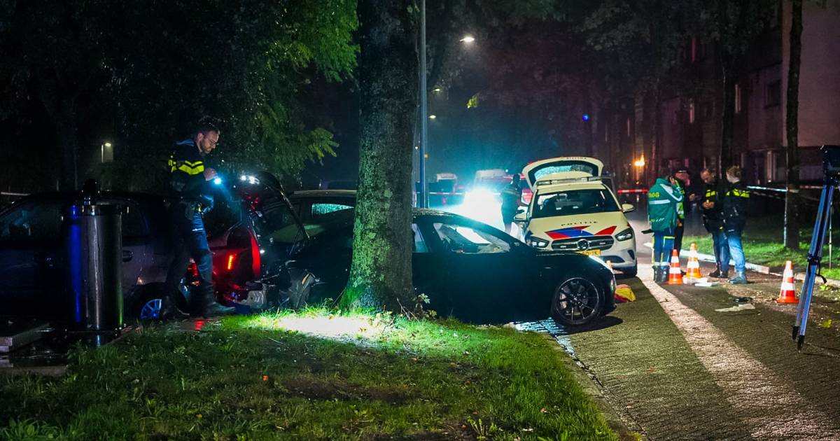 Achtervolging in Almere eindigt in zware crash: vijf mensen gewond (van ...