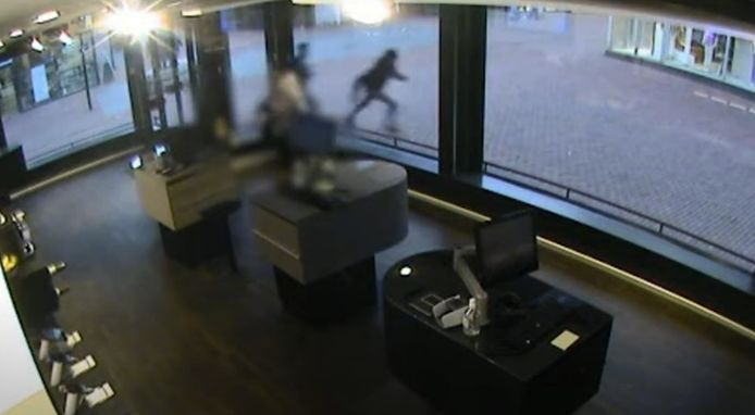 Mannen rukken zes telefoons los bij winkel in Helmond en sprinten weg ...