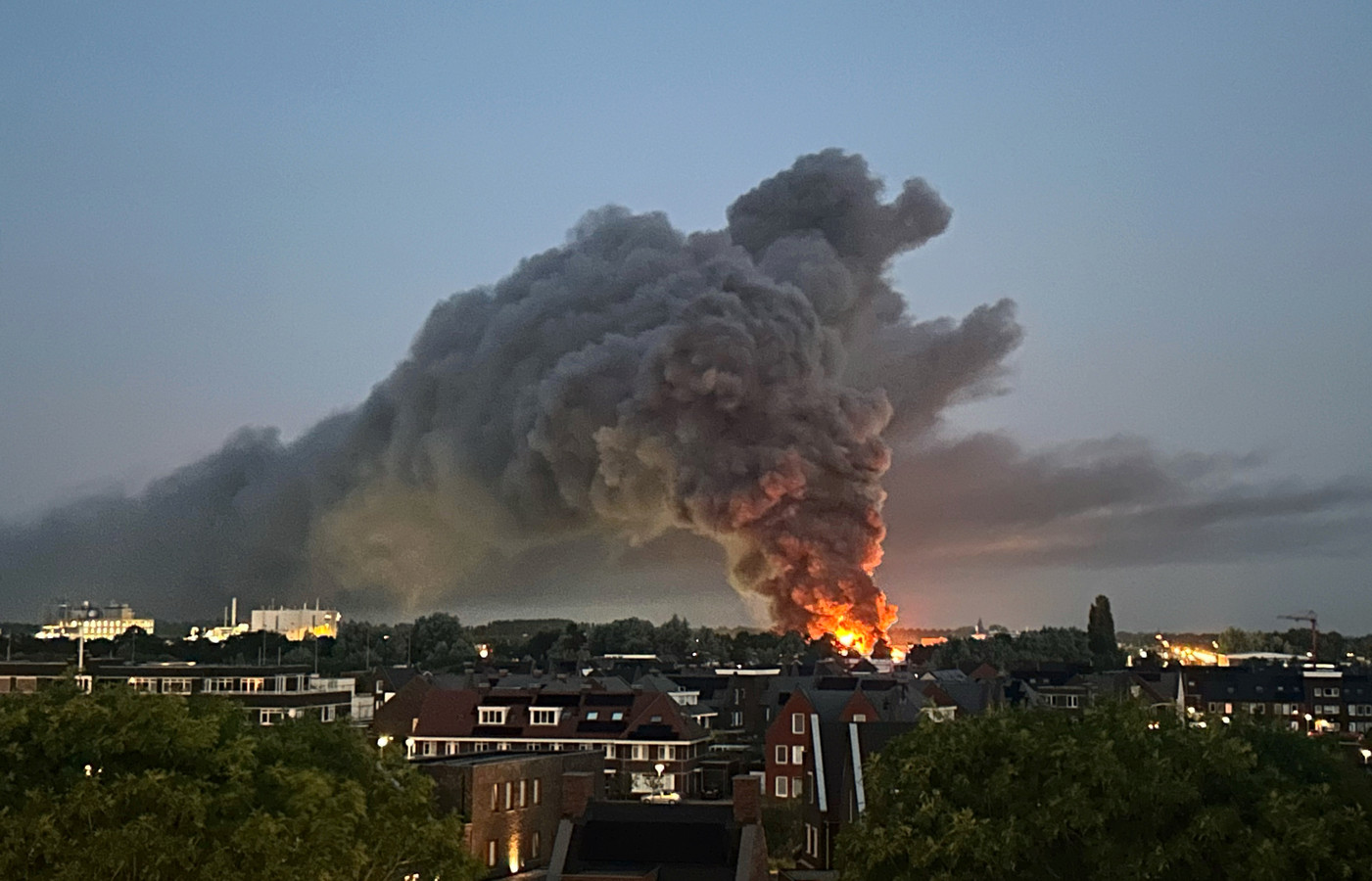 Bedrijven evacueren, sporters zitten stil en kinderen vol spanning ...