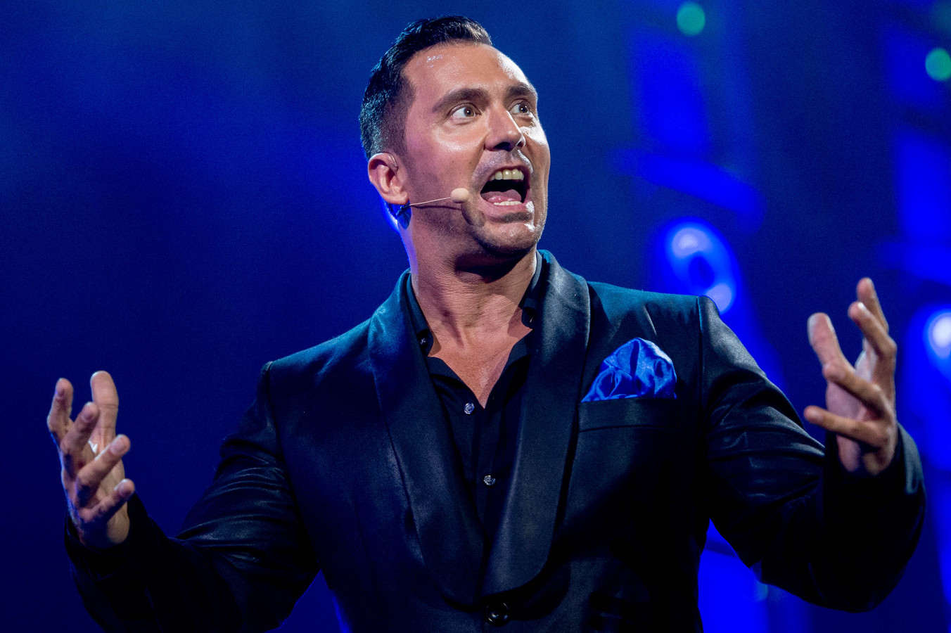 Met z’n honderden naar Guido Weijers in coronatijd: lachen mag, maar er ...