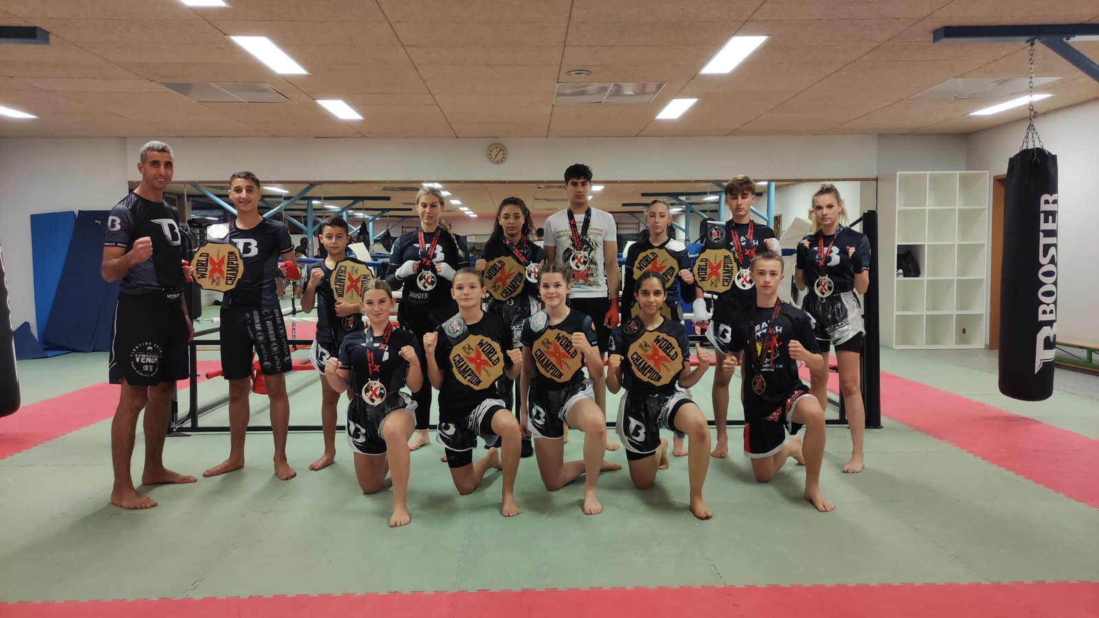 Boxing Club Menen kaapt maar liefst 11 wereldtitels weg op WK Kickboks ...