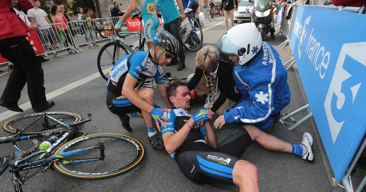 Voss met gebroken pink en neus verder in Tour | Wielrennen | AD.nl