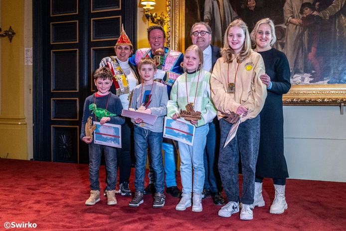 Fien (14), Dieter (11), Nymphe (10) en Jasper (9) rijden mee op Ros ...