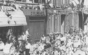 Na de bevrijding klinken er in de stad scheldliedjes op ‘Mofrika’. ‘We ...