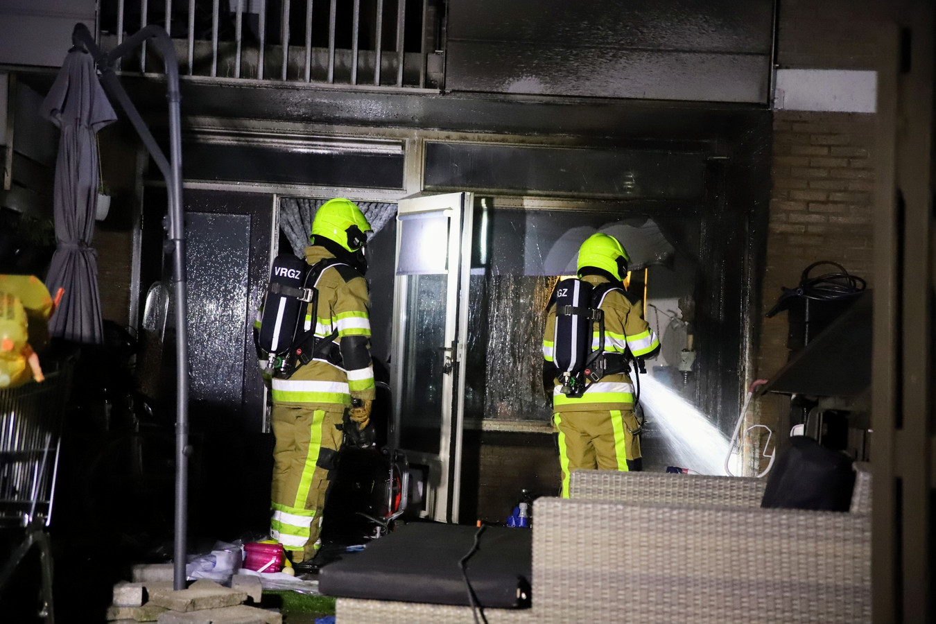 Spullen buiten appartement vatten vlam: buren beginnen al met blussen ...