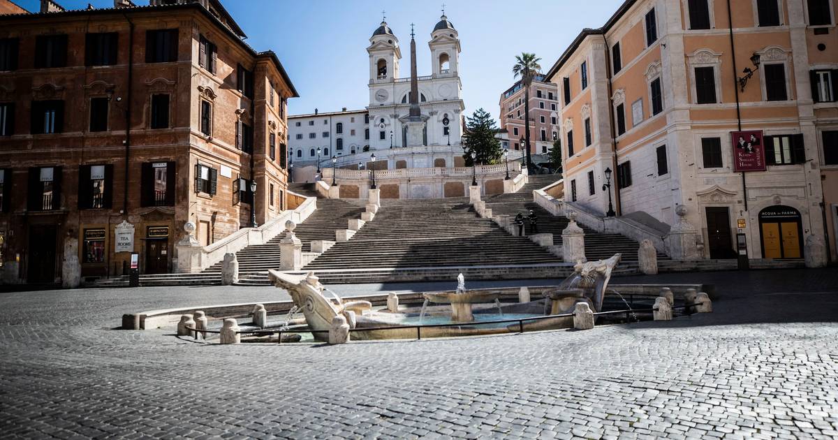 Toerist (37) rijdt met gehuurde Maserati van Spaanse Trappen in Rome ...