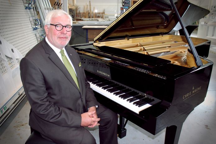 Chris Maene bouwt unieke vleugelpiano | Ruiselede | hln.be