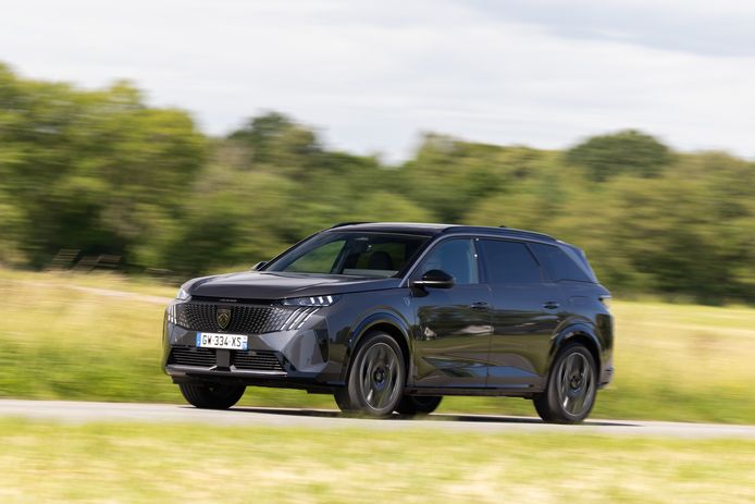 Met zeven man elektrisch op vakantie: zo rijdt de nieuwe Peugeot e-5008 ...