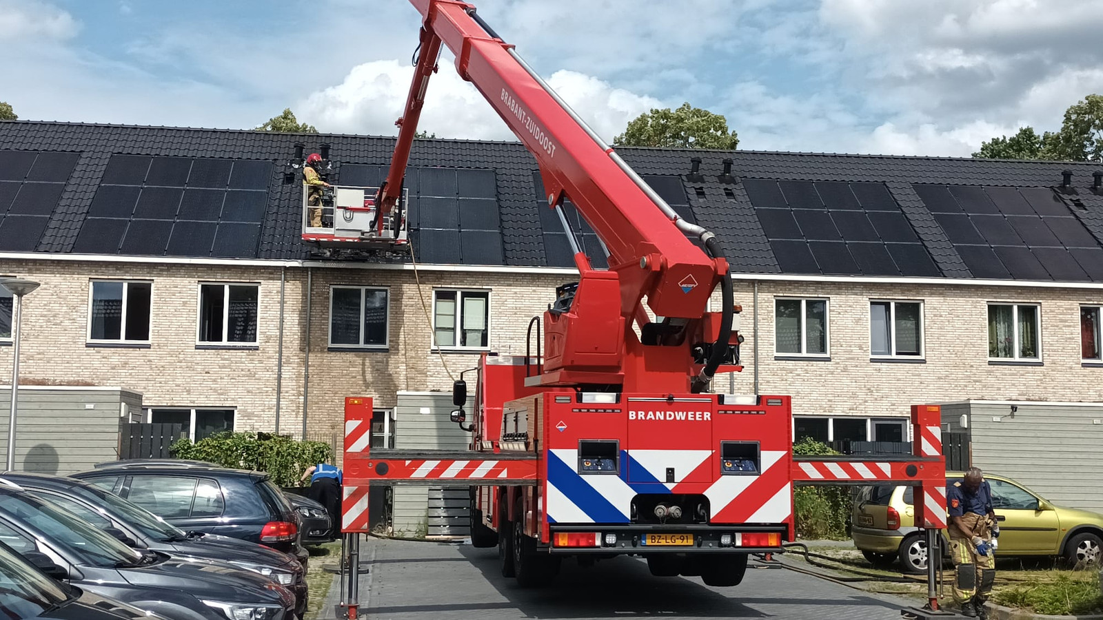Zonnepanelen beschadigd bij brand op zolder van woning in Eindhoven ...