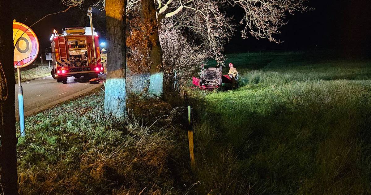 Automobilist valt in Eibergen in slaap achter het stuur, belandt met auto op de kop en loopt ...