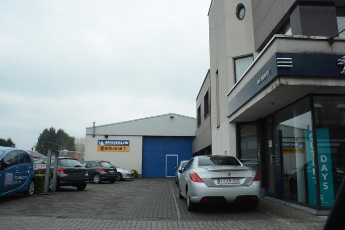 Dieven gaan ervandoor met tachtig nieuwe autobanden | Stekene | hln.be