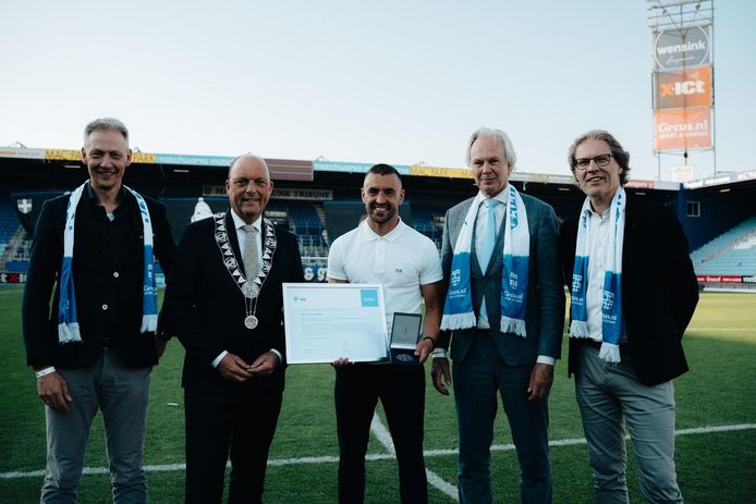 Bram van Polen krijgt erepenning van gemeente Zwolle: ‘Iedereen bedankt ...