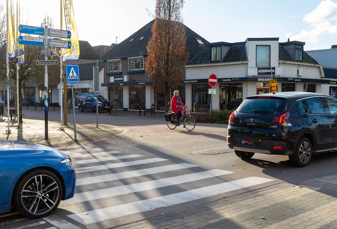 Maatregelen bij gevaarlijk kruispunt in Vaassen: ‘Wekelijks ligt een fietser op de motorkap ...