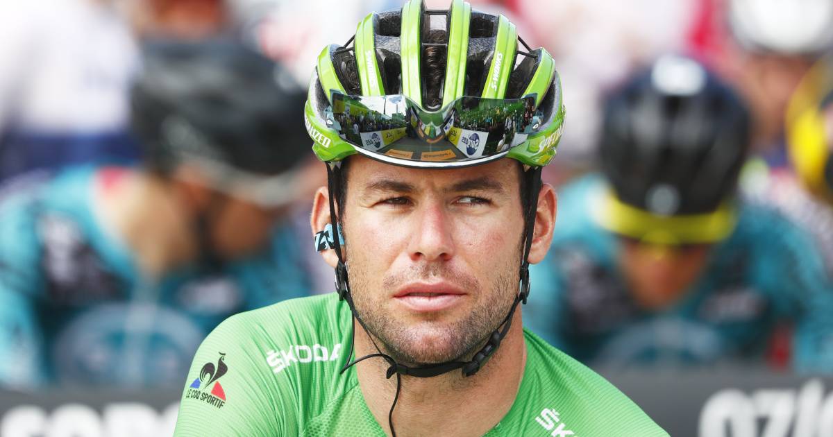 Mark Cavendish zet helm af bij monument voor overleden Tom Simpson ...