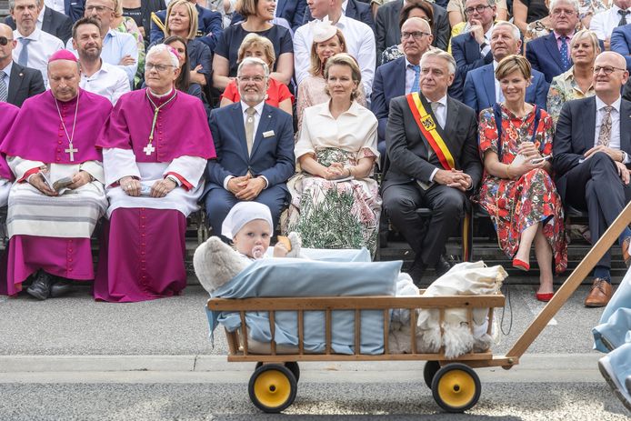 IN BEELD. Koningin Mathilde geniet van Tongerse Kroningsfeesten ...