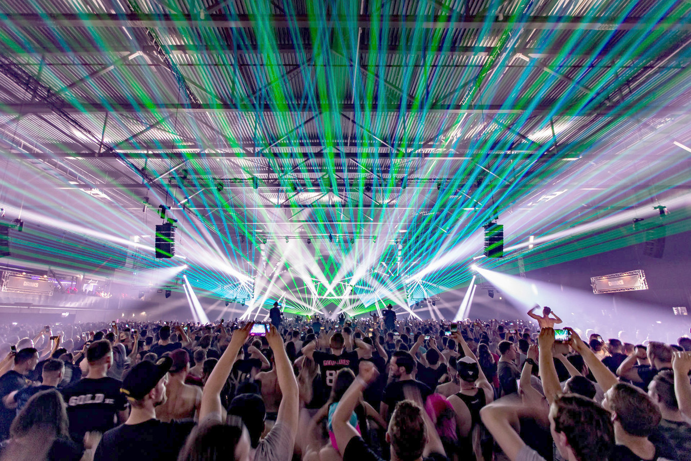 12.000 bezoekers gaan los in evenementenhal Breepark Breda | Foto ...