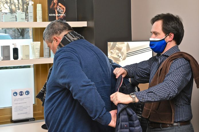 Kapper-burgemeester Francesco Vanderjeugd ontvangt schepen Geert ...