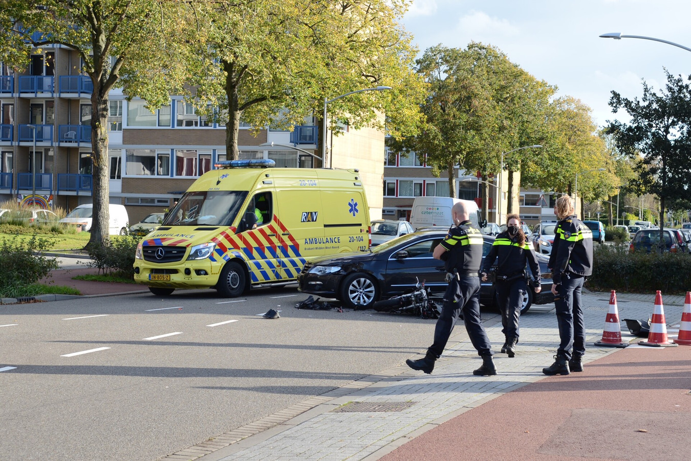 Motorrijder gewond naar het ziekenhuis na aanrijding met auto in Bergen ...